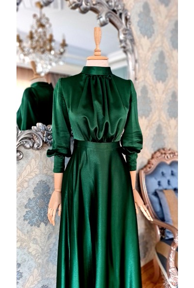 Moda Makko Yeşil Saten Kumaştan,yakada Büzgü Detaylı,tesettür Sade Abiye Moda Makko Yeşil Saten Kumaştan,yakada Büzgü Detaylı,tesettür Sade Abiye