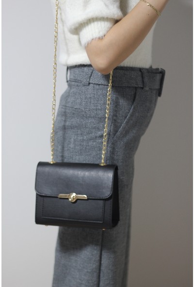 Siyah Zincir Askılı Kol Çantası