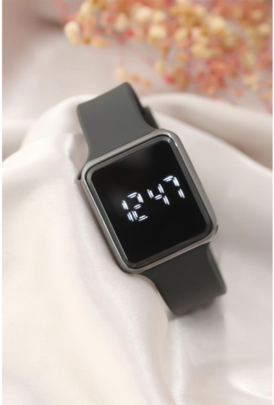 Kırmızı Papyon Siyah Renkli Silikon Kordonlu Kare Kasa LED Kadın Saat Kırmızı Papyon Siyah Renkli Silikon Kordonlu Kare Kasa LED Kadın Saat