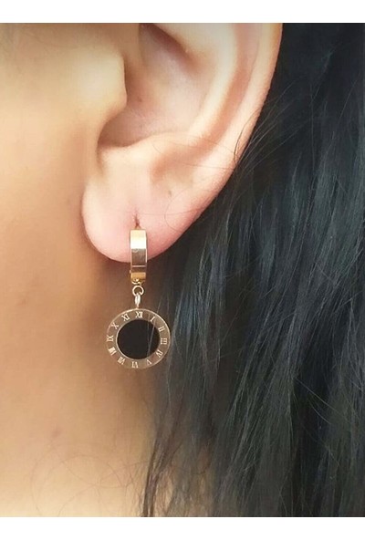Looka Accessory Siyah Taşlı Roma Rakamlı Kararmaz Çelik Küpe Looka Accessory Siyah Taşlı Roma Rakamlı Kararmaz Çelik Küpe