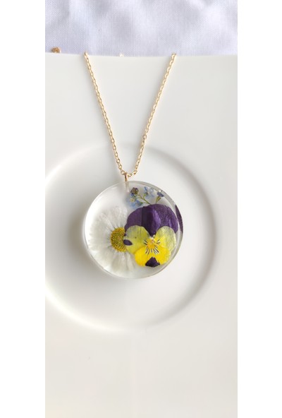 Berna Hercai Menekşe ve Papatyalı Kolye