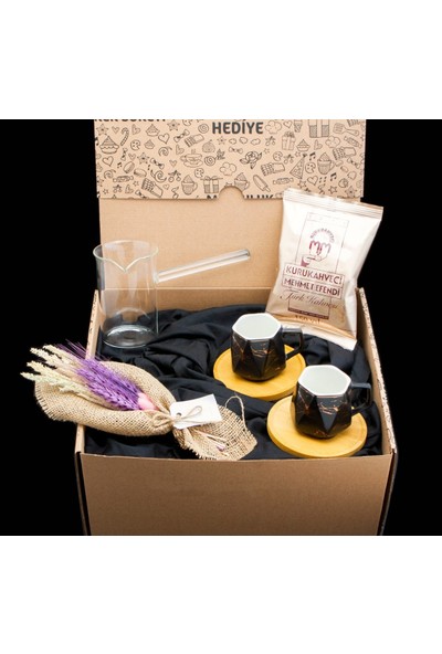 Orjinal Hediyeler Erkek Arkadaşa Türk Kahvesi Hediye Seti, Cam Cezve, Çiçek Buketi, Bambu Tabaklı Fincanlar Orjinal Hediyeler Erkek Arkadaşa Türk Kahvesi Hediye Seti, Cam Cezve, Çiçek Buketi, Bambu Tabaklı Fincanlar