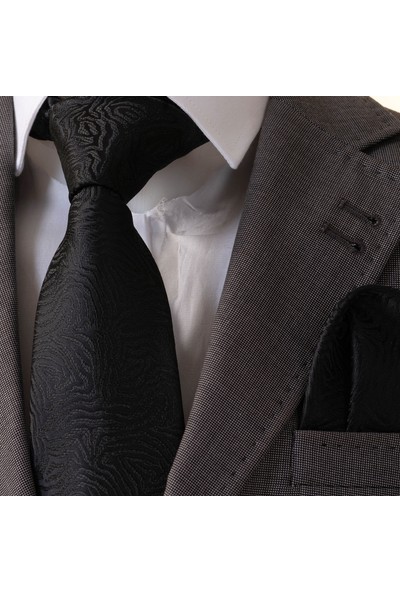 Exve Exclusive Siyah Elengant Kendinden Desenli Kravat ve Karton Tutacaklı Mendil Seti Kravat Mendil Seti Exve Exclusive Siyah Elengant Kendinden Desenli Kravat ve Karton Tutacaklı Mendil Seti Kravat Mendil Seti