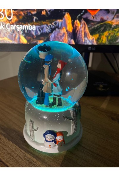 Sevgili Çift Sokak Lambası Işıklı Müzikli Kar Küresi