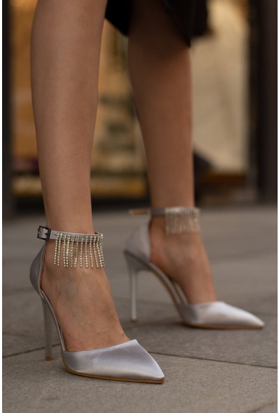 Shoebellas Diamond Gümüş Sallantı Taşlı Kadın Topuklu Ayakkabı Shoebellas Diamond Gümüş Sallantı Taşlı Kadın Topuklu Ayakkabı
