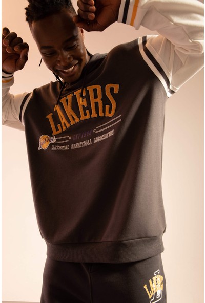 DeFacto Defacto Fit NBA Los Angeles Lakers Lisanslı Kapüşonlu Sweatshirt W6356AZ22SP DeFacto Defacto Fit NBA Los Angeles Lakers Lisanslı Kapüşonlu Sweatshirt W6356AZ22SP