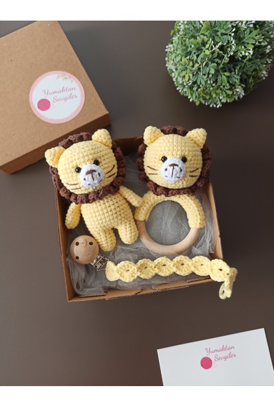 Yumaktan Sevgiler Amigurumi Aslan Oyuncak, Diş Kaşıyıcı ve Emzik Zinciri Set Yumaktan Sevgiler Amigurumi Aslan Oyuncak, Diş Kaşıyıcı ve Emzik Zinciri Set