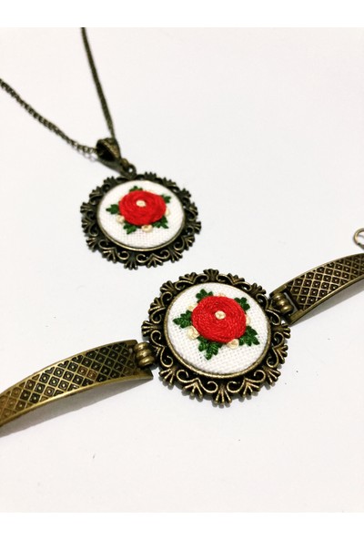 Örgüce Kırmızı Çiçek El Emeği Nakış Kolye Bileklik Seti Hediye Kadın Bijuteri Takı Örgüce Kırmızı Çiçek El Emeği Nakış Kolye Bileklik Seti Hediye Kadın Bijuteri Takı