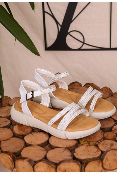 Carla Beyaz Taşlı Sandalet