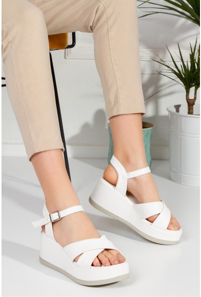Selah Beyaz Cilt Dolgu Topuk Sandalet