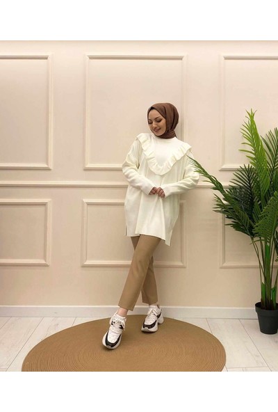 Karzen Yakası Fırfır Detaylı Triko Tunik Krem Karzen Yakası Fırfır Detaylı Triko Tunik Krem