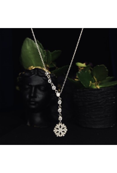 Wena Jewelry 925 Ayar Gümüş Sıralı Taşlı Kar Tanesi Kolye Wena Jewelry 925 Ayar Gümüş Sıralı Taşlı Kar Tanesi Kolye