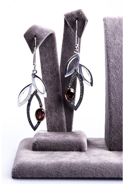 Dada Garnet Taşlı Çok Yapraklı Gümüş Küpe Dada Garnet Taşlı Çok Yapraklı Gümüş Küpe
