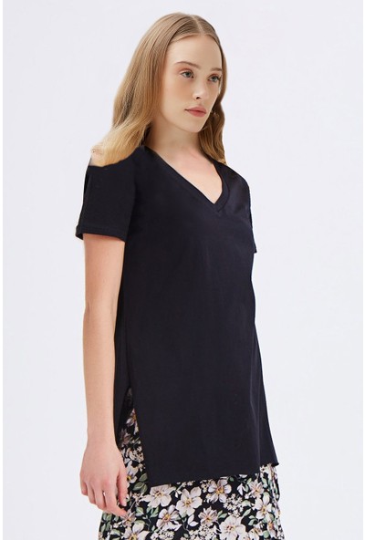 Açelya Okcu Yanları Yırtmaçlı V Yaka Basic Tshirt Açelya Okcu Yanları Yırtmaçlı V Yaka Basic Tshirt