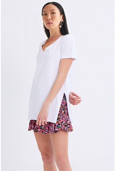Açelya Okcu Yanları Yırtmaçlı V Yaka Basic Tshirt Açelya Okcu Yanları Yırtmaçlı V Yaka Basic Tshirt