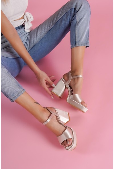 Divolya Fell Bej Saten Platform Topuklu Günlük Ayakkabı Divolya Fell Bej Saten Platform Topuklu Günlük Ayakkabı