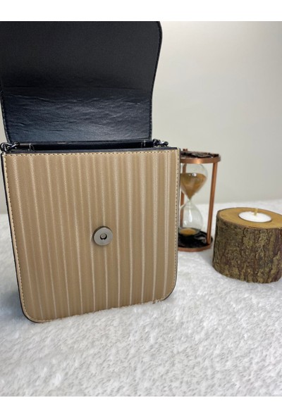 Tubu Emma Açık Kahverengi Kapaklı Kadın Omuz Çantası Tubu Emma Açık Kahverengi Kapaklı Kadın Omuz Çantası