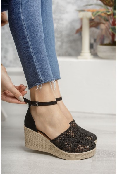 NeskaAvm Dolgu Topuk Örgülü Siyah Ayakkabı NeskaAvm Dolgu Topuk Örgülü Siyah Ayakkabı