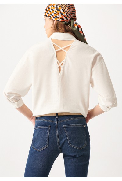 Sırt Detaylı Beyaz Gömlek
