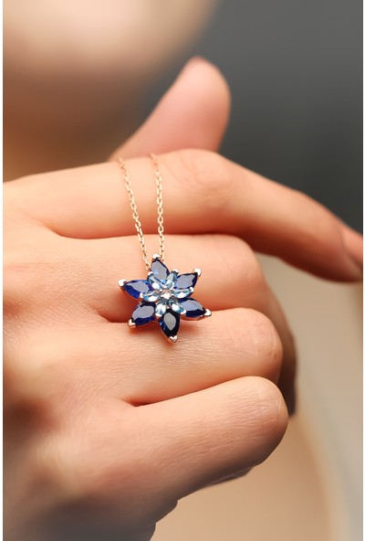 Qayra Dekor 925 Ayar Gümüş Neptunus Mavi Lotus Çiçeği Özel Tasarım Zirkon Kolye Qayra Dekor 925 Ayar Gümüş Neptunus Mavi Lotus Çiçeği Özel Tasarım Zirkon Kolye