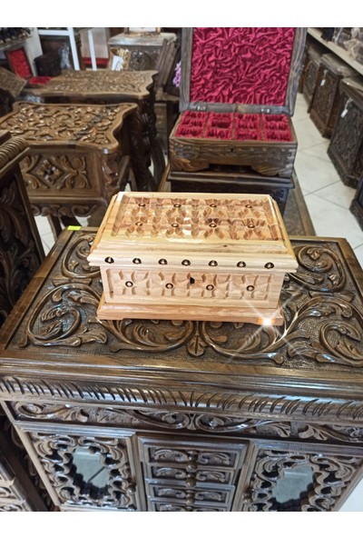 Taybars Art Ardıç Oyma Kilitlenebilir Sandık Taybars Art Ardıç Oyma Kilitlenebilir Sandık