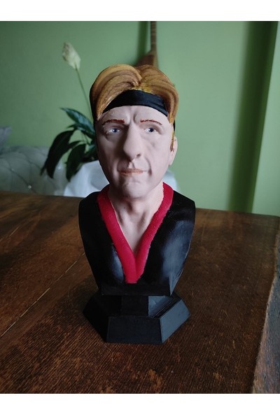 Zer Sanat Cobra Kai Johnny Lawrence 20 cm (Altıgen Kaide) Dekoratif Büst Heykel Figür Zer Sanat Cobra Kai Johnny Lawrence 20 cm (Altıgen Kaide) Dekoratif Büst Heykel Figür
