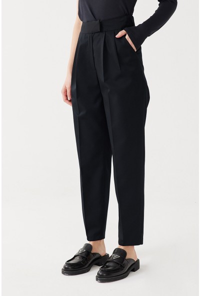 Suud Collection Siyah Havuç Kesim Pileli Kumaş Pantolon Suud Collection Siyah Havuç Kesim Pileli Kumaş Pantolon
