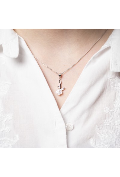 Nur Silver Gümüş Inci Detaylı Çiçek Kolye Nur Silver Gümüş Inci Detaylı Çiçek Kolye
