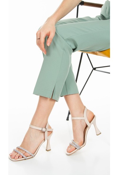 Kaygısız Kundura Kadın Krem Pırlanta Taşlı Kadeh Topuk Bilekten Tokalı Topuklu Abiye Ayakkabı Kaygısız Kundura Kadın Krem Pırlanta Taşlı Kadeh Topuk Bilekten Tokalı Topuklu Abiye Ayakkabı