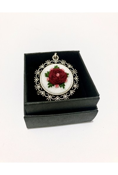 Örgüce Bordo Çiçek El Emeği Nakış Kolye Kadın Hediyelik Bijuteri Takı Aksesuar