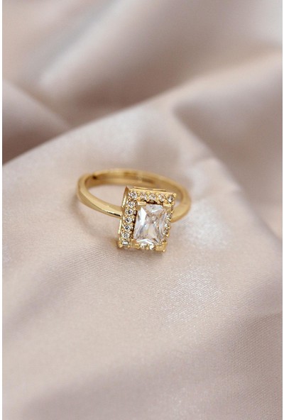 Kdrtrn Collection Ayarlamalı Gold Renk Metal Zirkon ve Kristal Taşlı Dikdörtgen Model Yüzük Kdrtrn Collection Ayarlamalı Gold Renk Metal Zirkon ve Kristal Taşlı Dikdörtgen Model Yüzük