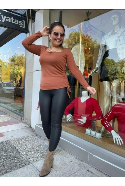 Buketli Kare Yaka Yan Büzgülü Bluz