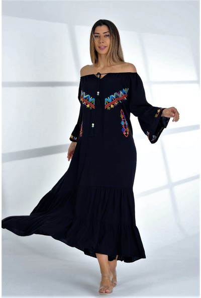 Kadın Siyah Carmen Yaka Kolları Volanlı Kızılderili Nakışlı Püsküllü Uzun Elbise