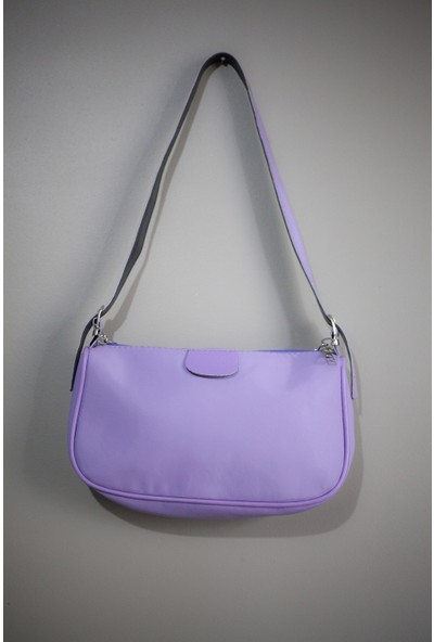 Lyka Kadın Fermuarlı Ayarlanabilir Askılı Ince Zincir Detay Baguette Baget El ve Omuz Çantası