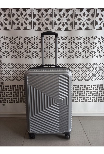 4 Tekerlekli Gri Orta Boy Sert Valiz 66X42X27 cm 4 Tekerlekli Gri Orta Boy Sert Valiz 66X42X27 cm