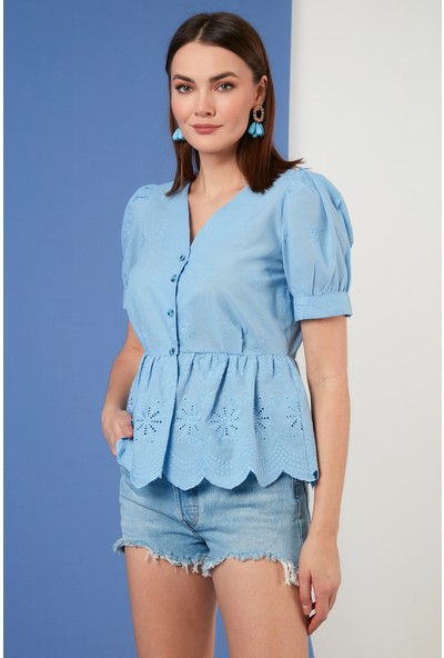 Lela Pamuklu Nakışlı Düğmeli V Yaka Kısa Kollu Bluz Bayan Bluz 6056473