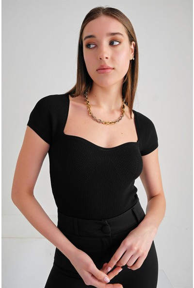 MyLove Kalp Yaka Kısa Kollu Bluz Siyah MyLove Kalp Yaka Kısa Kollu Bluz Siyah