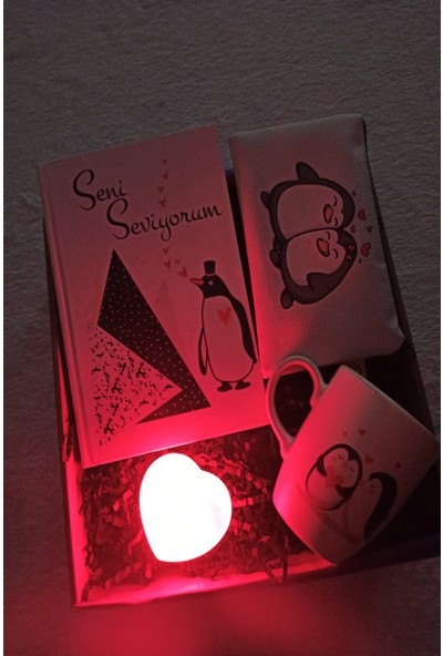 Alanç Penguen Tasarımlı Kupa, Seni Seviyorum Yazılı Defter, Penguenlı Cüzdan, Kalpli LED Lamba Set