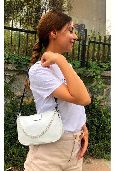 Madamlina Kadın Beyaz Zincirli Baget Çanta Madamlina Kadın Beyaz Zincirli Baget Çanta
