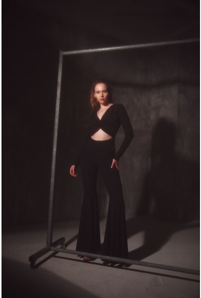 Elif Töngel Ön Büzgülü Dekolte Bluz-Siyah