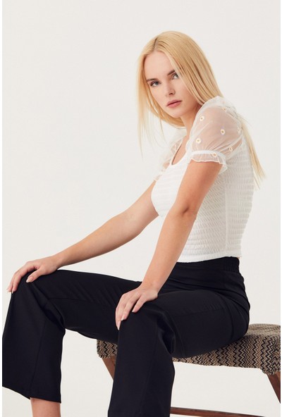 Papatya Desenli Kolları Tül Detaylı Bluz