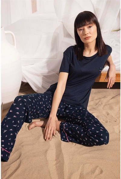 Neslihan Yılmaz Butik Lacivert Kısa Kollu Bisiklet Yaka Kadın Pijama Takımı Neslihan Yılmaz Butik Lacivert Kısa Kollu Bisiklet Yaka Kadın Pijama Takımı