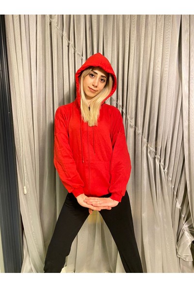 Alaçatı Stili Akdeniz Giyim Kapüşonlu Çift Cepli Fermuarlı Mevsimlik Sweatshirt Kırmızı Alaçatı Stili Akdeniz Giyim Kapüşonlu Çift Cepli Fermuarlı Mevsimlik Sweatshirt Kırmızı