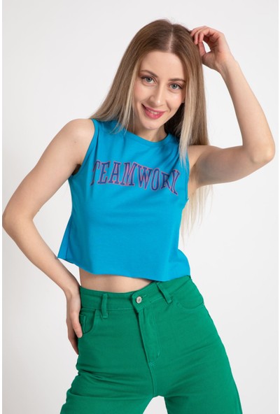 Giysa Kadın Team Work Baskılı Saks Crop T-Shirt Giysa Kadın Team Work Baskılı Saks Crop T-Shirt