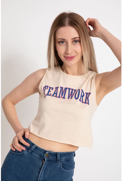Giysa Kadın Team Work Baskılı Bej Crop T-Shirt Giysa Kadın Team Work Baskılı Bej Crop T-Shirt