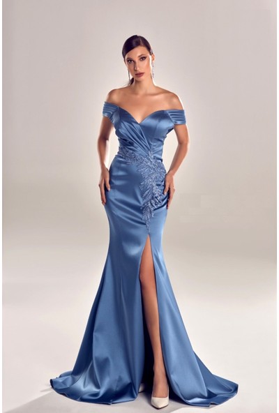 Niobe Saten Yırtmaçlı Kayık Yaka Taş Işlemeli Abiye Gece Mezuniyet Elbisesi Niobe Saten Yırtmaçlı Kayık Yaka Taş Işlemeli Abiye Gece Mezuniyet Elbisesi