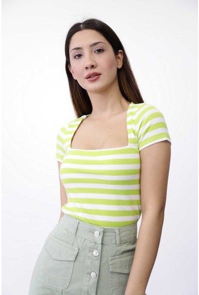 Kare Yaka Çizgili T-Shirt
