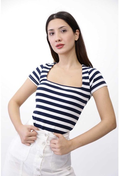 Kare Yaka Çizgili T-Shirt