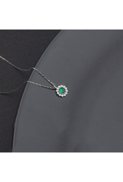 Miavi Silver 925 Ayar Gümüş Papatya Zümrüt Model Kolye Miavi Silver 925 Ayar Gümüş Papatya Zümrüt Model Kolye