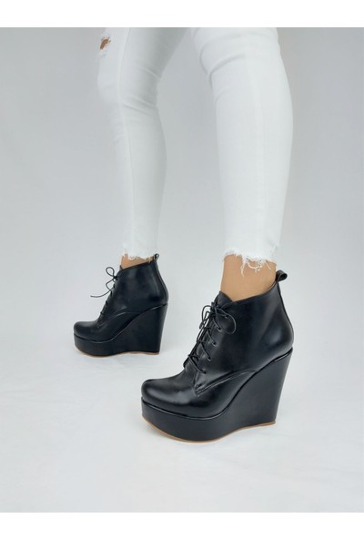 udbyswoman Rosta Siyah Cilt Bağcıklı Dolgu Topuklu Bot udbyswoman Rosta Siyah Cilt Bağcıklı Dolgu Topuklu Bot